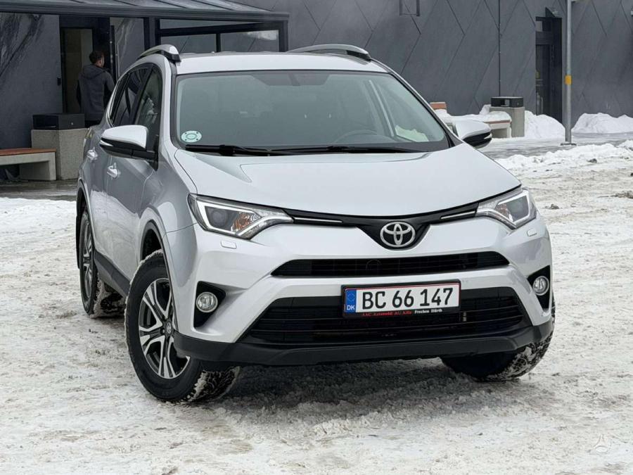 Grey Toyota RAV4 2016 in Jonava, with an engine capacity of 2.00 L and mileage of 237 thousand km for 11990 €, photo 13 on AUTOMOTO.COM.LV