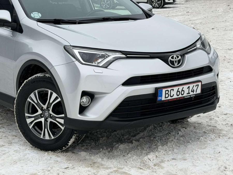 Grey Toyota RAV4 2016 in Jonava, with an engine capacity of 2.00 L and mileage of 237 thousand km for 11990 €, photo 14 on AUTOMOTO.COM.LV