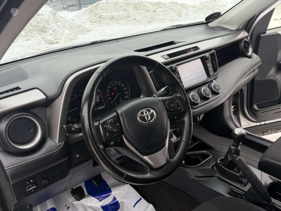 Grey Toyota RAV4 2016 in Jonava, with an engine capacity of 2.00 L and mileage of 237 thousand km for 11990 €, photo 20 on AUTOMOTO.COM.LV