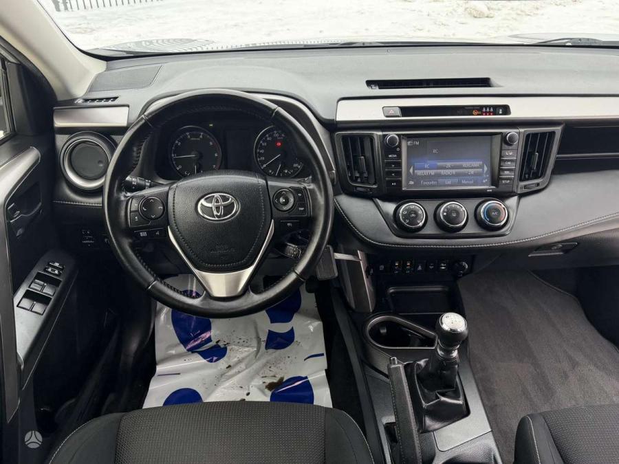 Grey Toyota RAV4 2016 in Jonava, with an engine capacity of 2.00 L and mileage of 237 thousand km for 11990 €, photo 21 on AUTOMOTO.COM.LV