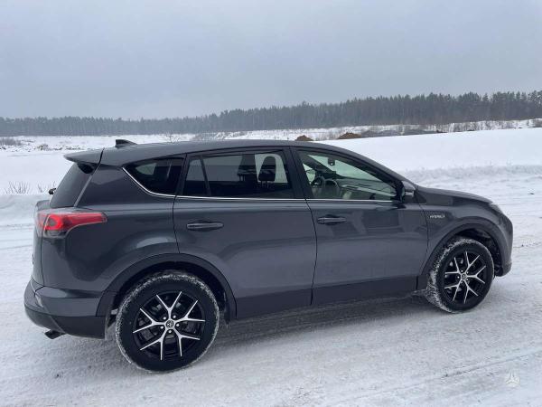 Pelēks Toyota RAV4 2016 Viļņa, ar dzinēja tilpumu 2.50 L un nobraukumu 140 tūkst. km par 17500 €, foto 5 vietnē AUTOMOTO.COM.LV