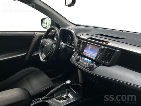 Pelēks Toyota RAV4 2016 Rīga, ar dzinēja tilpumu 2.00 L un nobraukumu 203 tūkst. km par 16990 €, foto 6 vietnē AUTOMOTO.COM.LV