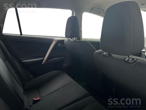 Pelēks Toyota RAV4 2016 Rīga, ar dzinēja tilpumu 2.00 L un nobraukumu 203 tūkst. km par 16990 €, foto 7 vietnē AUTOMOTO.COM.LV