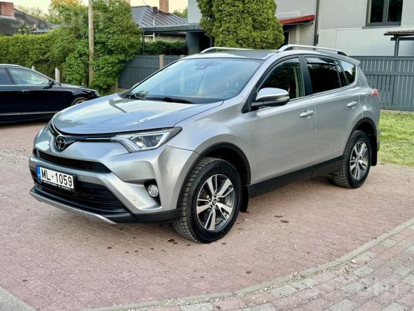 Grey Toyota RAV4 2016 in Riga, with an engine capacity of 2.00 L and mileage of 258 thousand km for 12900 €, photo 1 on AUTOMOTO.COM.LV