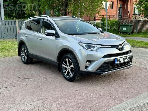 Grey Toyota RAV4 2016 in Riga, with an engine capacity of 2.00 L and mileage of 258 thousand km for 12900 €, photo 3 on AUTOMOTO.COM.LV