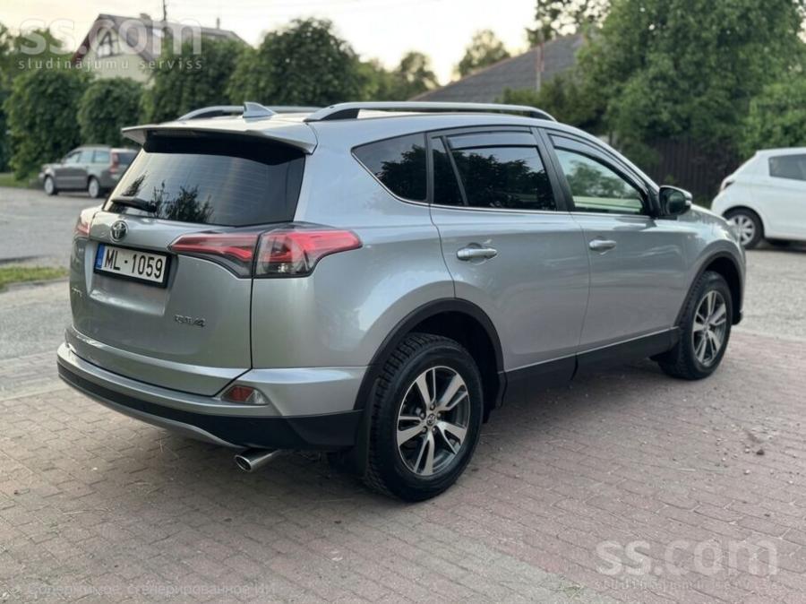 Grey Toyota RAV4 2016 in Riga, with an engine capacity of 2.00 L and mileage of 258 thousand km for 12900 €, photo 5 on AUTOMOTO.COM.LV