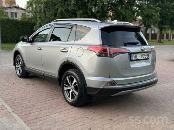 Grey Toyota RAV4 2016 in Riga, with an engine capacity of 2.00 L and mileage of 258 thousand km for 12900 €, photo 6 on AUTOMOTO.COM.LV