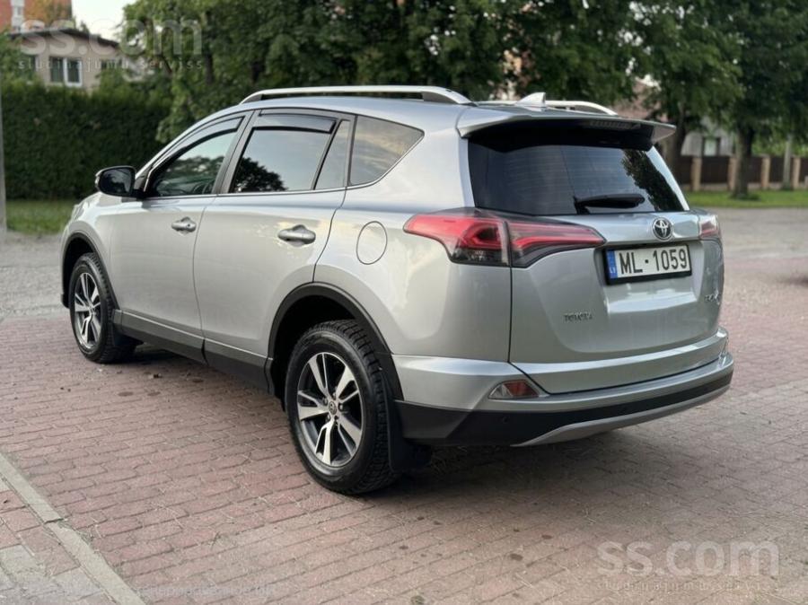 Grey Toyota RAV4 2016 in Riga, with an engine capacity of 2.00 L and mileage of 258 thousand km for 12900 €, photo 7 on AUTOMOTO.COM.LV