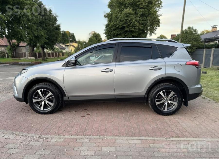 Grey Toyota RAV4 2016 in Riga, with an engine capacity of 2.00 L and mileage of 258 thousand km for 12900 €, photo 8 on AUTOMOTO.COM.LV