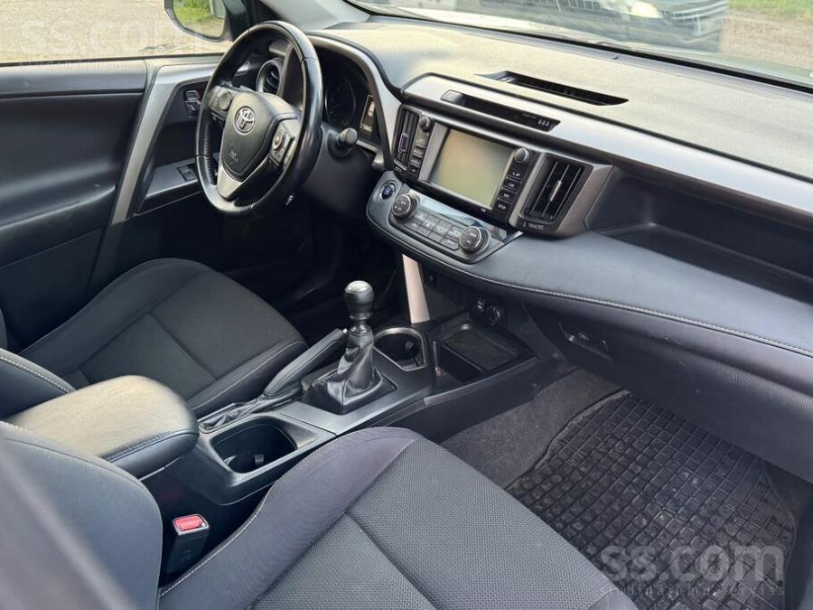 Grey Toyota RAV4 2016 in Riga, with an engine capacity of 2.00 L and mileage of 258 thousand km for 12900 €, photo 9 on AUTOMOTO.COM.LV