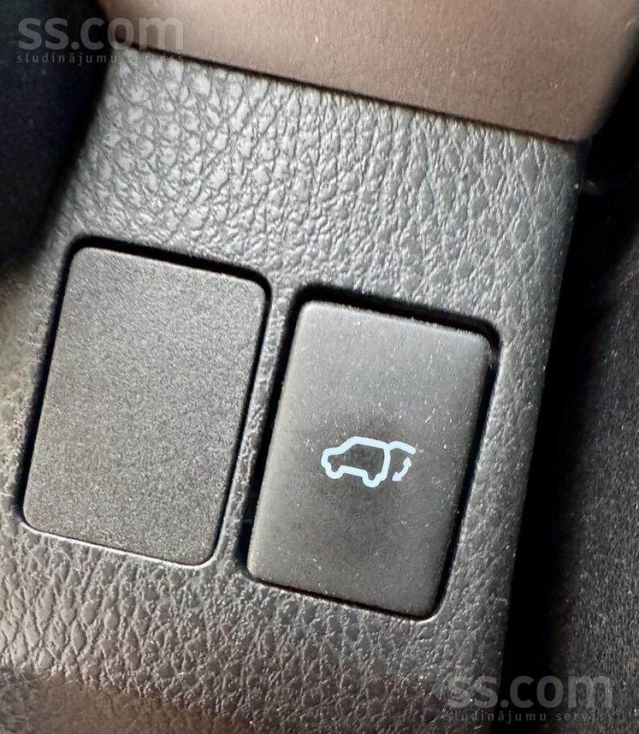 Grey Toyota RAV4 2016 in Riga, with an engine capacity of 2.00 L and mileage of 258 thousand km for 12900 €, photo 15 on AUTOMOTO.COM.LV