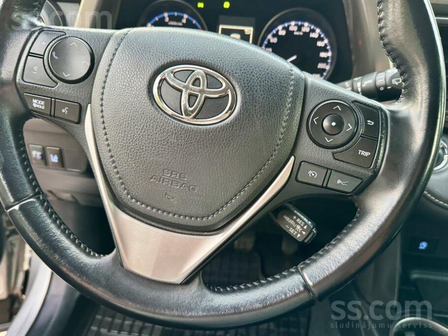 Grey Toyota RAV4 2016 in Riga, with an engine capacity of 2.00 L and mileage of 258 thousand km for 12900 €, photo 16 on AUTOMOTO.COM.LV