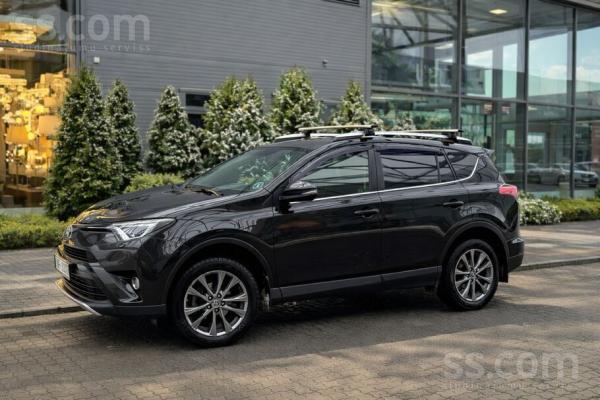 Grey Toyota RAV4 2016 in Riga, with an engine capacity of 2.00 L and mileage of 161 thousand km for 16500 €, photo 2 on AUTOMOTO.COM.LV