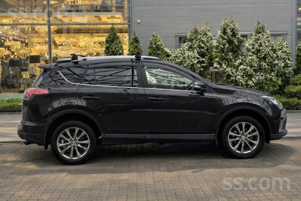 Grey Toyota RAV4 2016 in Riga, with an engine capacity of 2.00 L and mileage of 161 thousand km for 16500 €, photo 4 on AUTOMOTO.COM.LV