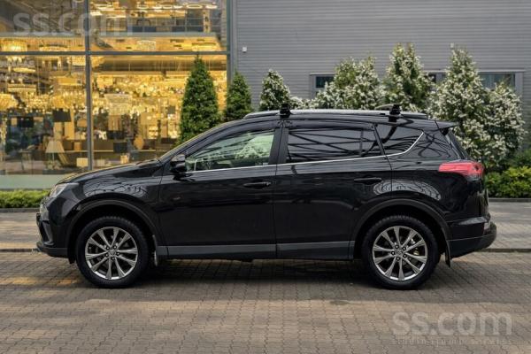 Grey Toyota RAV4 2016 in Riga, with an engine capacity of 2.00 L and mileage of 161 thousand km for 16500 €, photo 5 on AUTOMOTO.COM.LV
