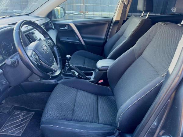 Pelēks Toyota RAV4 2016 Jonava, ar dzinēja tilpumu 2.00 L un nobraukumu 295 tūkst. km par 10790 €, foto 6 vietnē AUTOMOTO.COM.LV