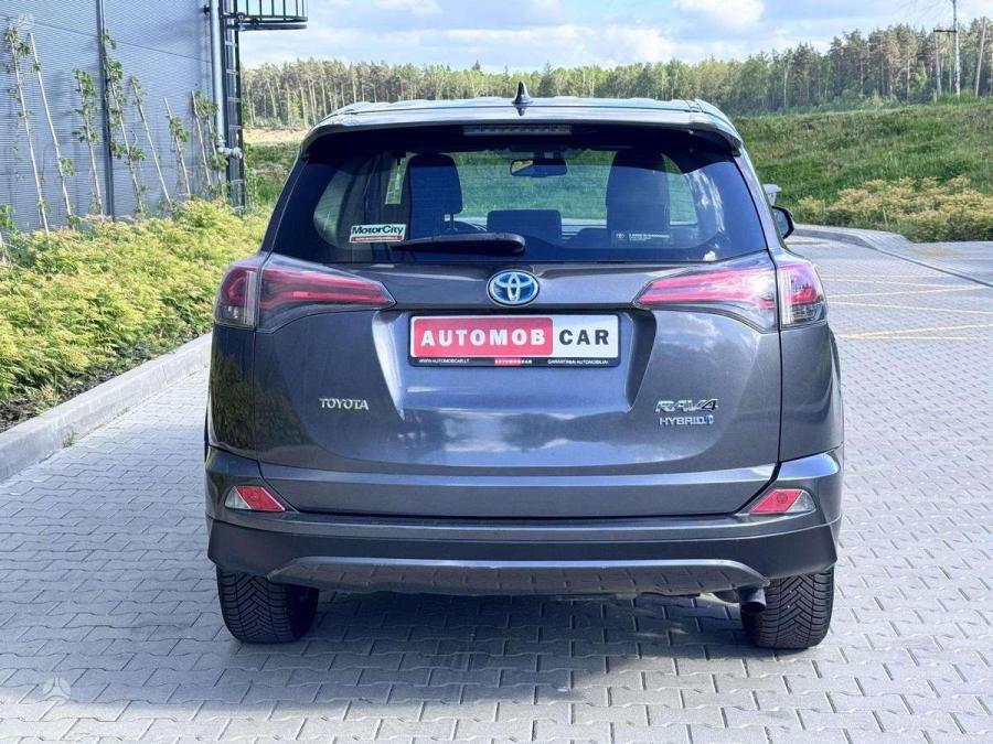 Grey Toyota RAV4 2016 in Vilnius, with an engine capacity of 2.49 L and mileage of 199 thousand km for 16350 €, photo 6 on AUTOMOTO.COM.LV