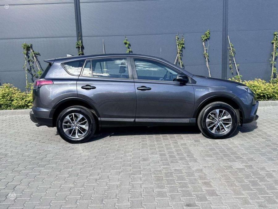 Grey Toyota RAV4 2016 in Vilnius, with an engine capacity of 2.49 L and mileage of 199 thousand km for 16350 €, photo 9 on AUTOMOTO.COM.LV
