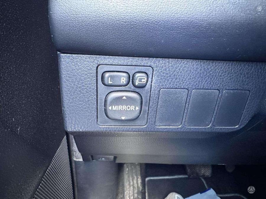 Grey Toyota RAV4 2016 in Vilnius, with an engine capacity of 2.49 L and mileage of 199 thousand km for 16350 €, photo 23 on AUTOMOTO.COM.LV