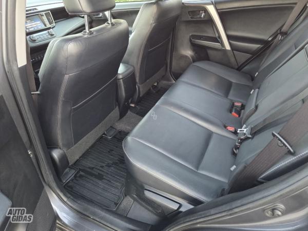 Grey Toyota RAV4 2016 in Vilnius, with an engine capacity of 2.50 L and mileage of 299 thousand km for 16500 €, photo 9 on AUTOMOTO.COM.LV