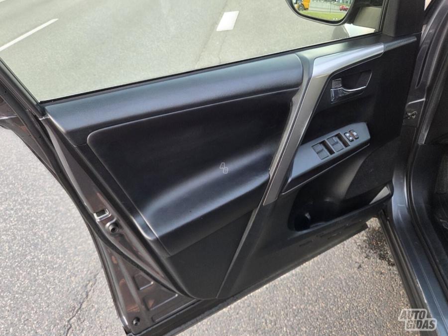 Pelēks Toyota RAV4 2016 Viļņa, ar dzinēja tilpumu 2.50 L un nobraukumu 299 tūkst. km par 16500 €, foto 12 vietnē AUTOMOTO.COM.LV