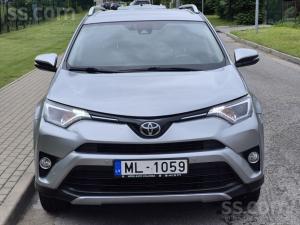 Pelēks Toyota RAV4 2016 Rīga, ar dzinēja tilpumu 2.00 L un nobraukumu 250 tūkst. km par 11200 €, foto 3 vietnē AUTOMOTO.COM.LV