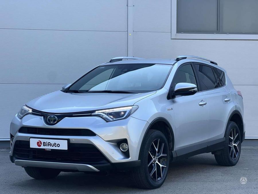 Grey Toyota RAV4 2016 in Utena, with an engine capacity of 2.49 L and mileage of 180 thousand km for 16750 €, photo 1 on AUTOMOTO.COM.LV