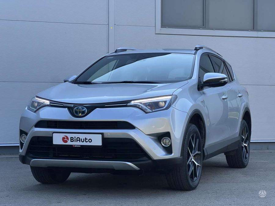 Grey Toyota RAV4 2016 in Utena, with an engine capacity of 2.49 L and mileage of 180 thousand km for 16750 €, photo 4 on AUTOMOTO.COM.LV