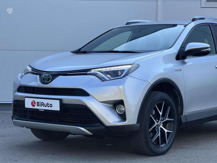 Grey Toyota RAV4 2016 in Utena, with an engine capacity of 2.49 L and mileage of 180 thousand km for 16750 €, photo 5 on AUTOMOTO.COM.LV