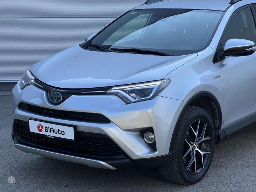 Grey Toyota RAV4 2016 in Utena, with an engine capacity of 2.49 L and mileage of 180 thousand km for 16750 €, photo 6 on AUTOMOTO.COM.LV