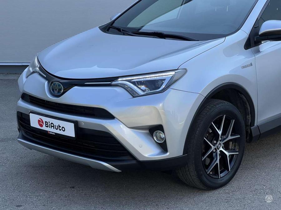 Grey Toyota RAV4 2016 in Utena, with an engine capacity of 2.49 L and mileage of 180 thousand km for 16750 €, photo 8 on AUTOMOTO.COM.LV