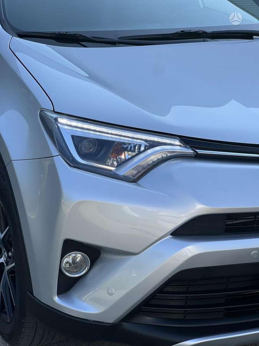 Grey Toyota RAV4 2016 in Utena, with an engine capacity of 2.49 L and mileage of 180 thousand km for 16750 €, photo 13 on AUTOMOTO.COM.LV