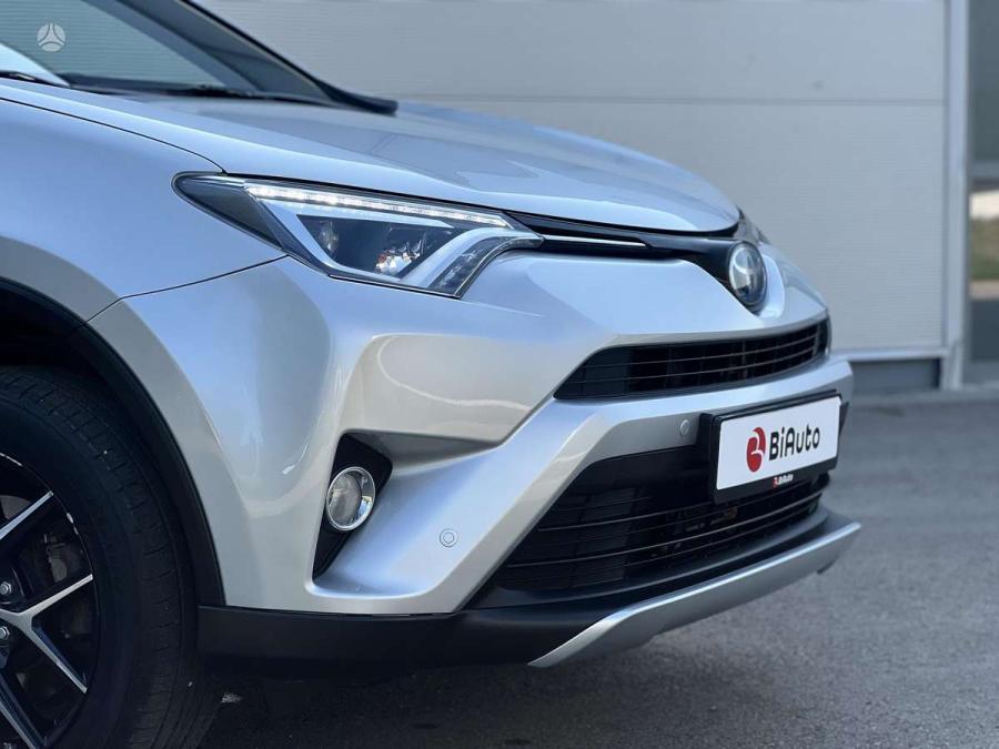 Grey Toyota RAV4 2016 in Utena, with an engine capacity of 2.49 L and mileage of 180 thousand km for 16750 €, photo 16 on AUTOMOTO.COM.LV