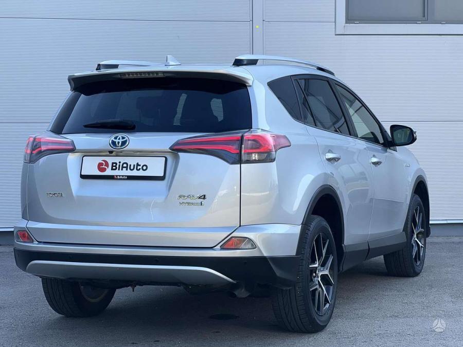 Grey Toyota RAV4 2016 in Utena, with an engine capacity of 2.49 L and mileage of 180 thousand km for 16750 €, photo 17 on AUTOMOTO.COM.LV