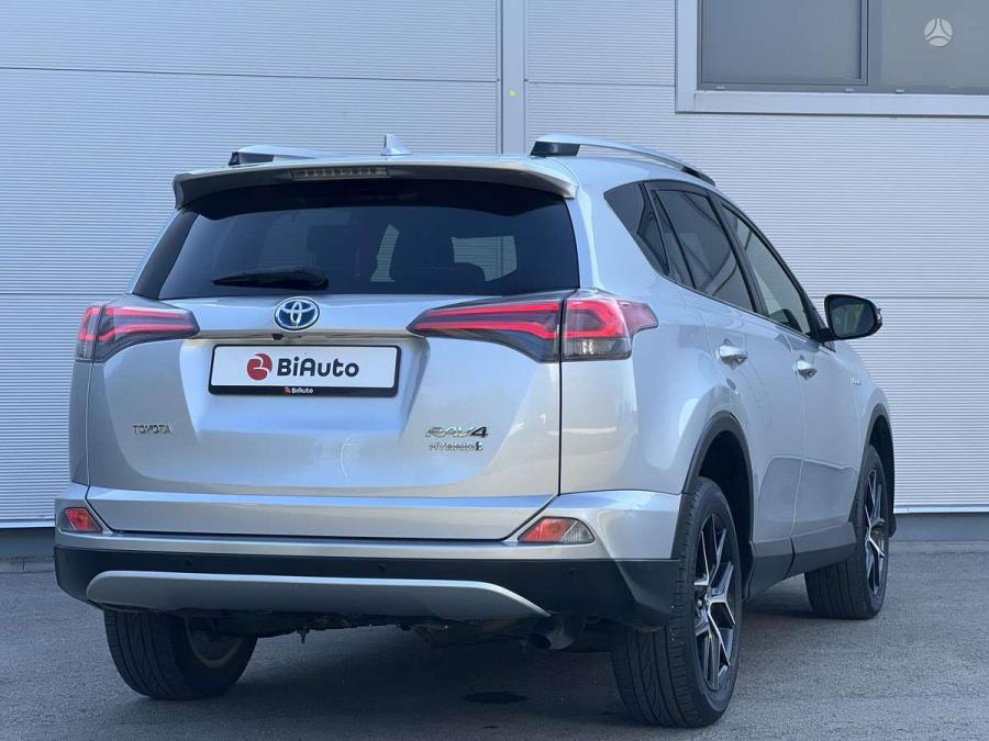Grey Toyota RAV4 2016 in Utena, with an engine capacity of 2.49 L and mileage of 180 thousand km for 16750 €, photo 18 on AUTOMOTO.COM.LV