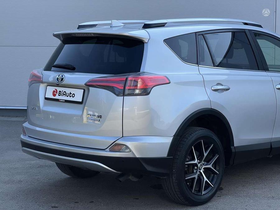 Grey Toyota RAV4 2016 in Utena, with an engine capacity of 2.49 L and mileage of 180 thousand km for 16750 €, photo 20 on AUTOMOTO.COM.LV