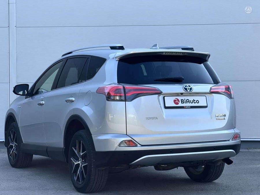 Grey Toyota RAV4 2016 in Utena, with an engine capacity of 2.49 L and mileage of 180 thousand km for 16750 €, photo 23 on AUTOMOTO.COM.LV