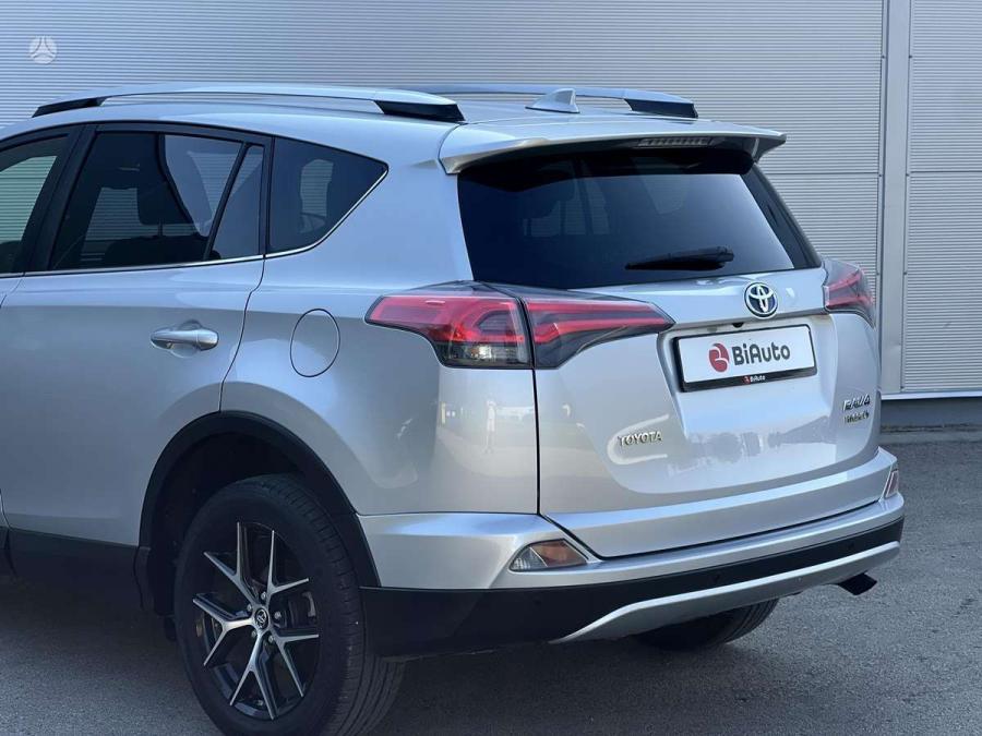 Grey Toyota RAV4 2016 in Utena, with an engine capacity of 2.49 L and mileage of 180 thousand km for 16750 €, photo 25 on AUTOMOTO.COM.LV