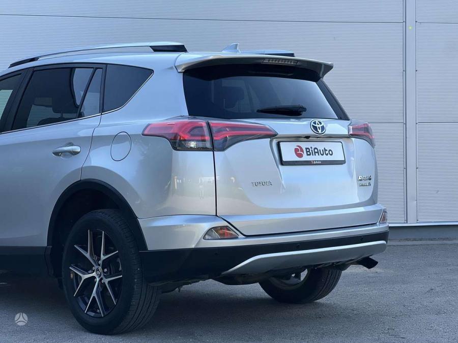Grey Toyota RAV4 2016 in Utena, with an engine capacity of 2.49 L and mileage of 180 thousand km for 16750 €, photo 27 on AUTOMOTO.COM.LV