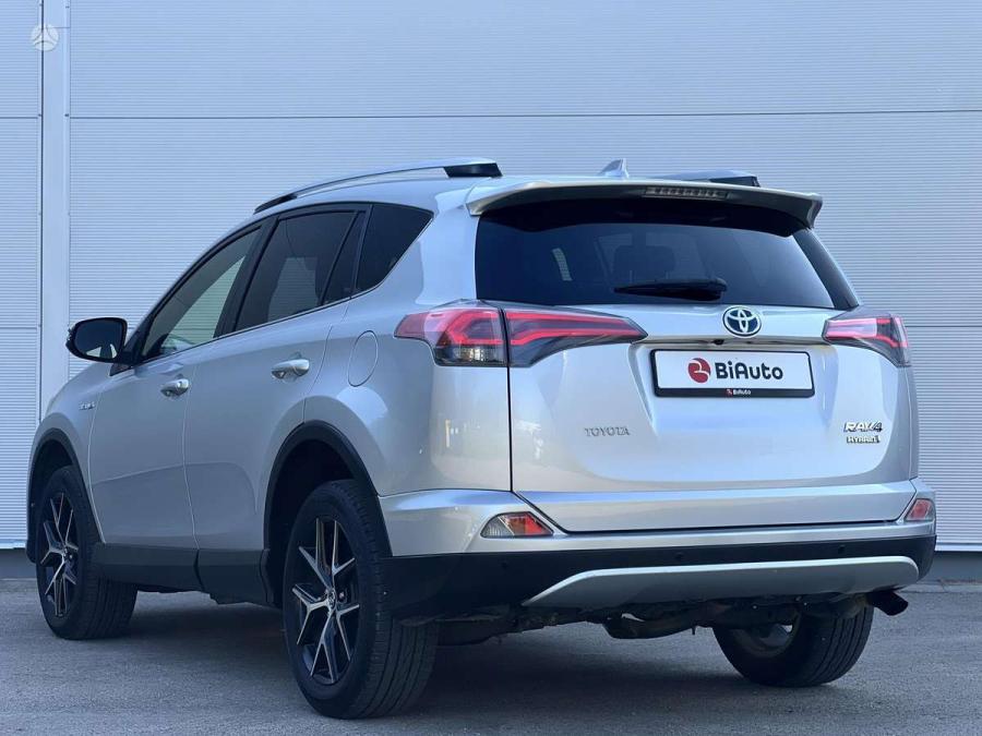 Grey Toyota RAV4 2016 in Utena, with an engine capacity of 2.49 L and mileage of 180 thousand km for 16750 €, photo 28 on AUTOMOTO.COM.LV