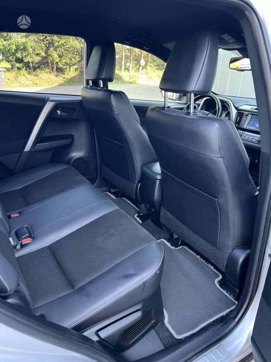 Grey Toyota RAV4 2016 in Utena, with an engine capacity of 2.49 L and mileage of 180 thousand km for 16750 €, photo 30 on AUTOMOTO.COM.LV