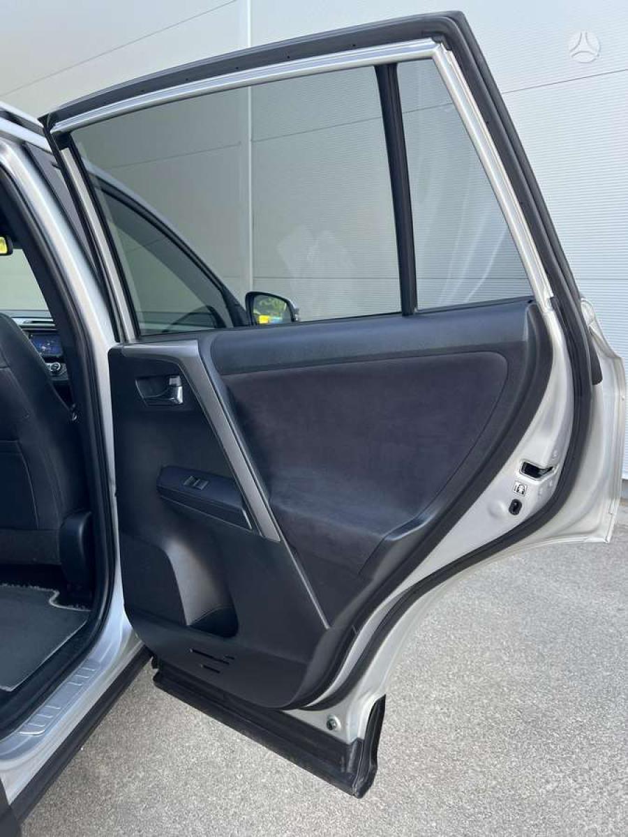 Grey Toyota RAV4 2016 in Utena, with an engine capacity of 2.49 L and mileage of 180 thousand km for 16750 €, photo 32 on AUTOMOTO.COM.LV