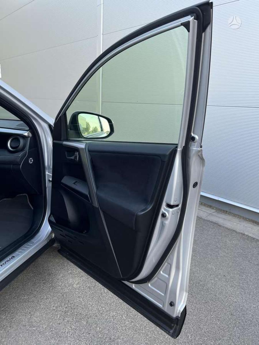 Grey Toyota RAV4 2016 in Utena, with an engine capacity of 2.49 L and mileage of 180 thousand km for 16750 €, photo 34 on AUTOMOTO.COM.LV