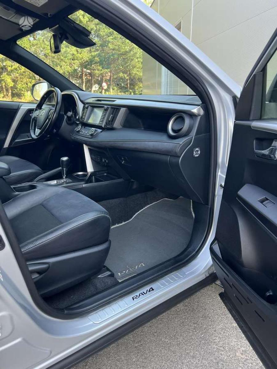 Grey Toyota RAV4 2016 in Utena, with an engine capacity of 2.49 L and mileage of 180 thousand km for 16750 €, photo 35 on AUTOMOTO.COM.LV