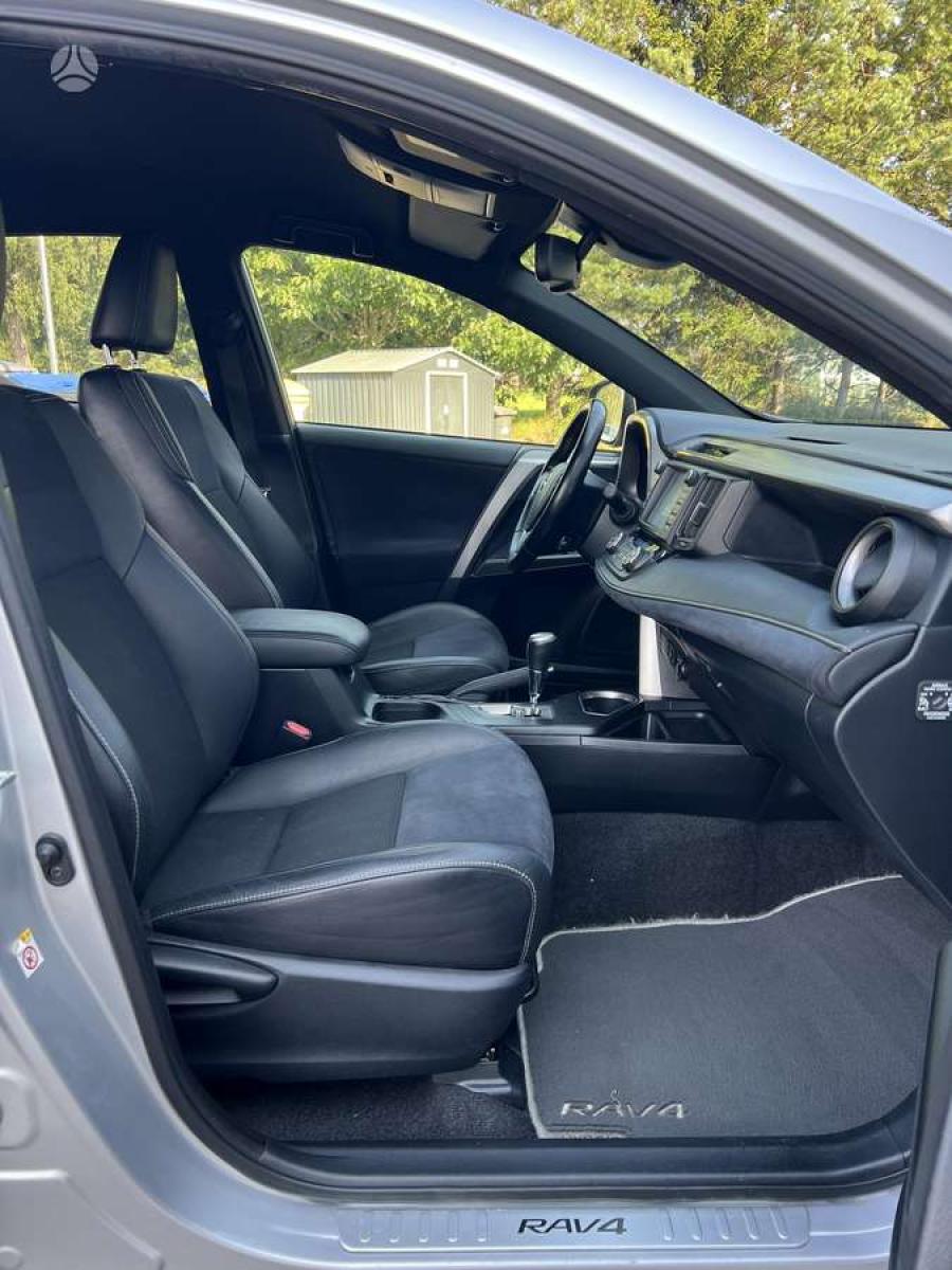 Grey Toyota RAV4 2016 in Utena, with an engine capacity of 2.49 L and mileage of 180 thousand km for 16750 €, photo 36 on AUTOMOTO.COM.LV