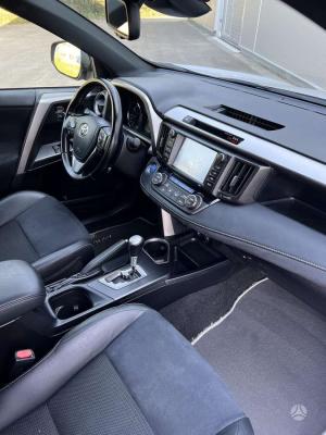 Grey Toyota RAV4 2016 in Utena, with an engine capacity of 2.49 L and mileage of 180 thousand km for 16750 €, photo 38 on AUTOMOTO.COM.LV