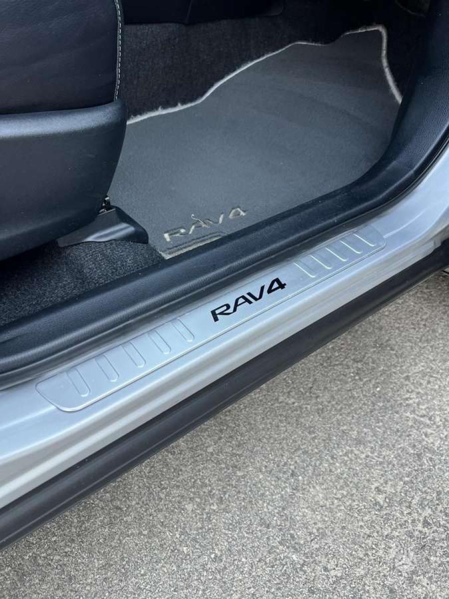 Grey Toyota RAV4 2016 in Utena, with an engine capacity of 2.49 L and mileage of 180 thousand km for 16750 €, photo 41 on AUTOMOTO.COM.LV