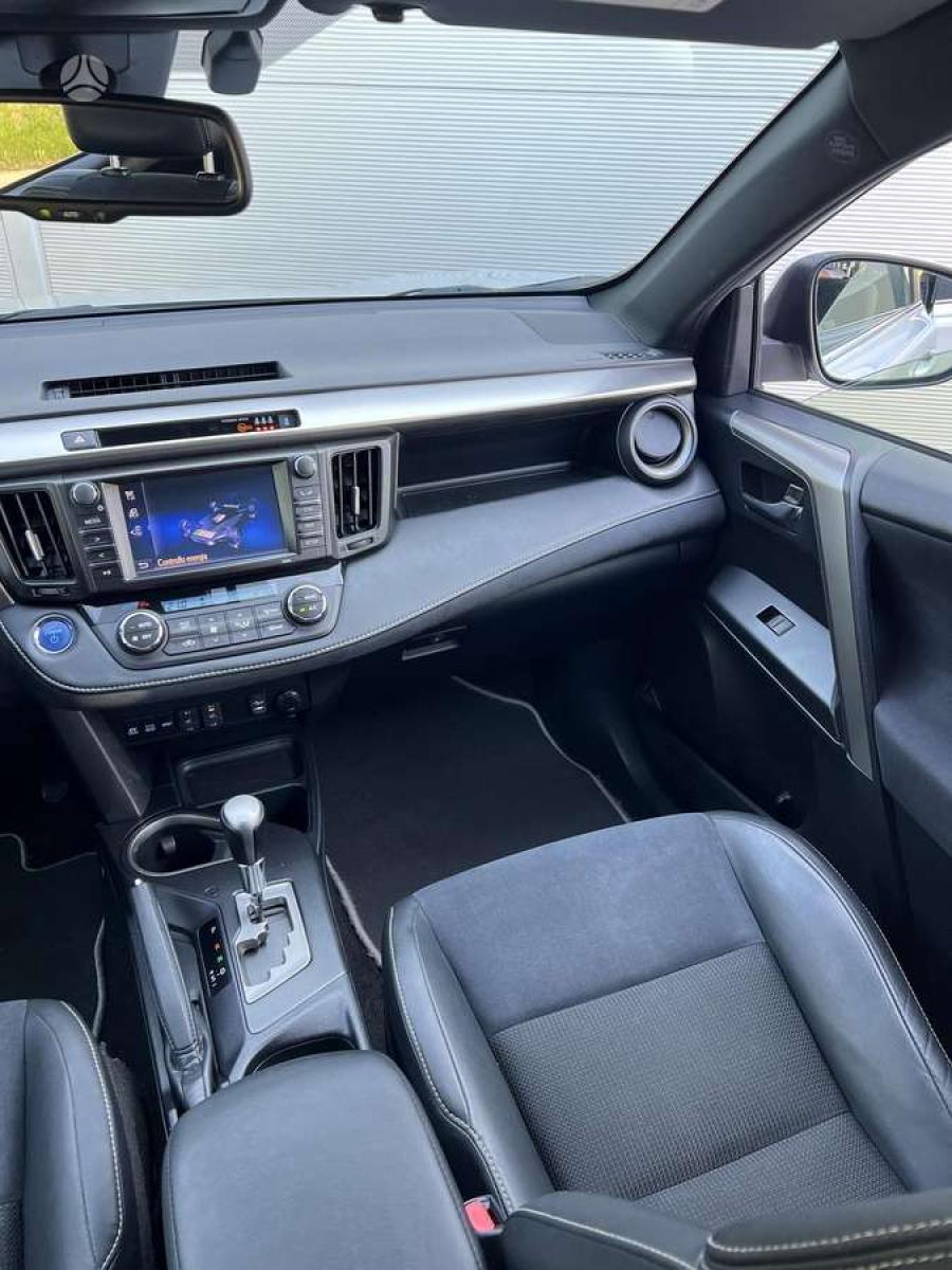 Grey Toyota RAV4 2016 in Utena, with an engine capacity of 2.49 L and mileage of 180 thousand km for 16750 €, photo 43 on AUTOMOTO.COM.LV