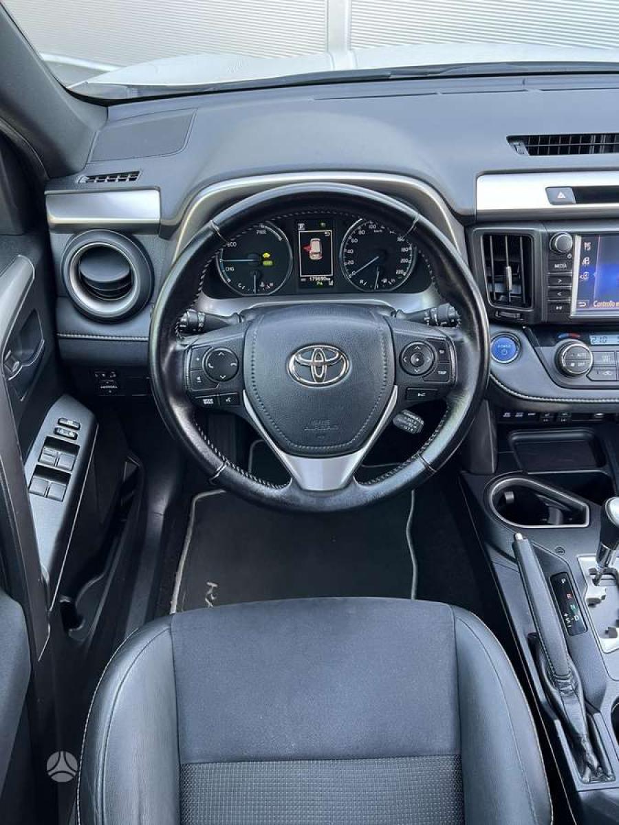 Grey Toyota RAV4 2016 in Utena, with an engine capacity of 2.49 L and mileage of 180 thousand km for 16750 €, photo 44 on AUTOMOTO.COM.LV