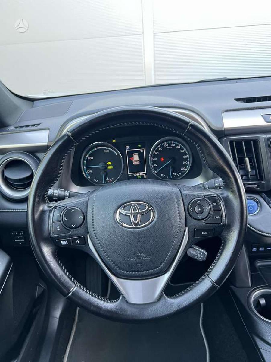 Grey Toyota RAV4 2016 in Utena, with an engine capacity of 2.49 L and mileage of 180 thousand km for 16750 €, photo 45 on AUTOMOTO.COM.LV